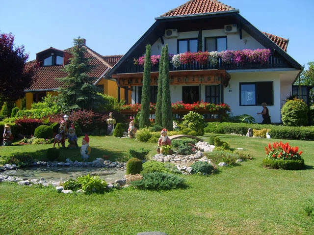 VILA TAMARIS