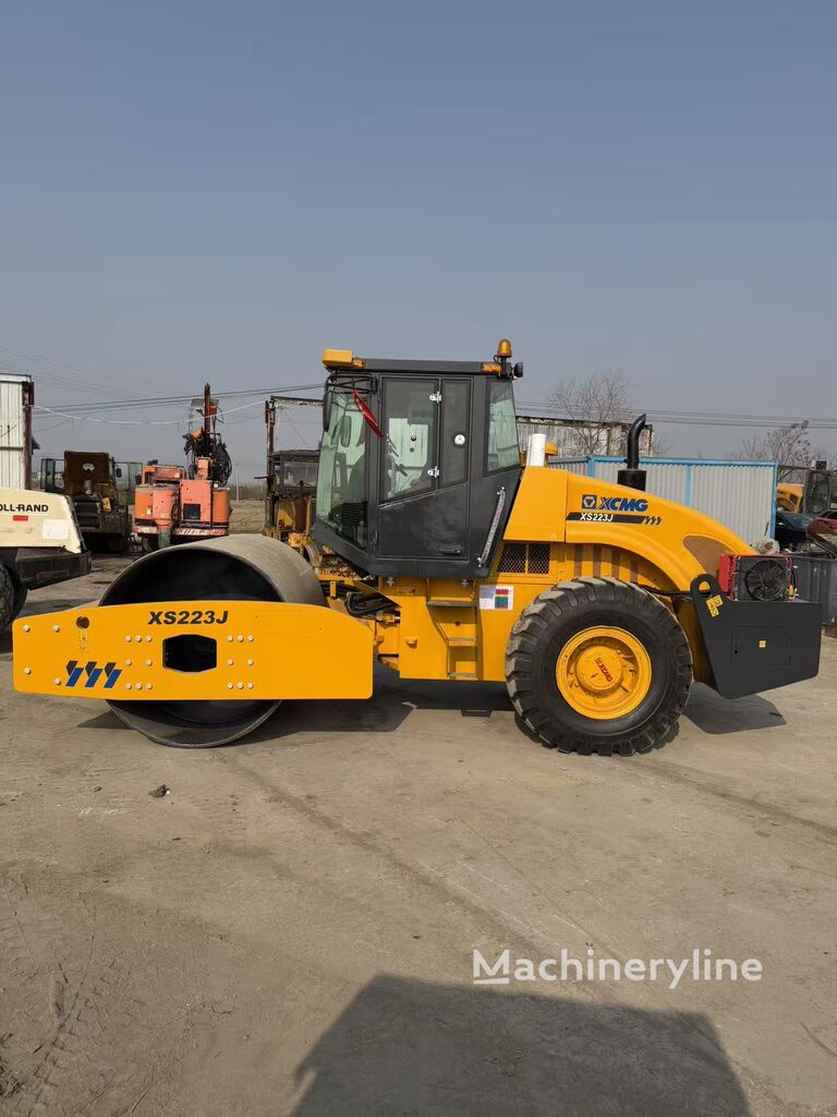 XCMG XS223J kompaktor s jednim valjkom