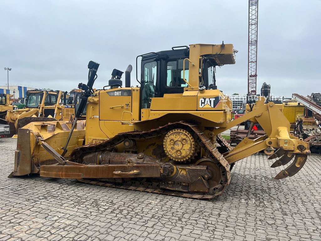 Caterpillar D6T . buldožer