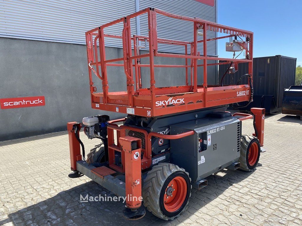 Skyjack SJ6832 RT makazasta platforma
