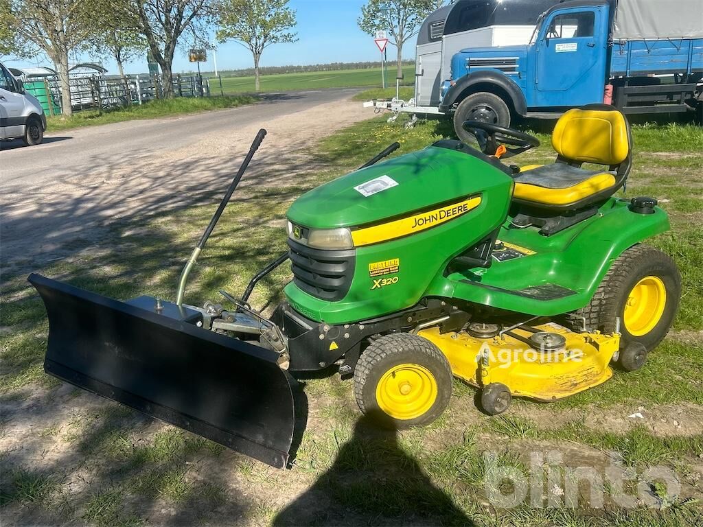 Prodaje se John Deere X 320 traktor kosilica na aukciji