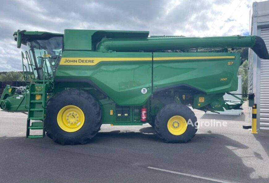 Novi John Deere S7 700 kombajn za žito