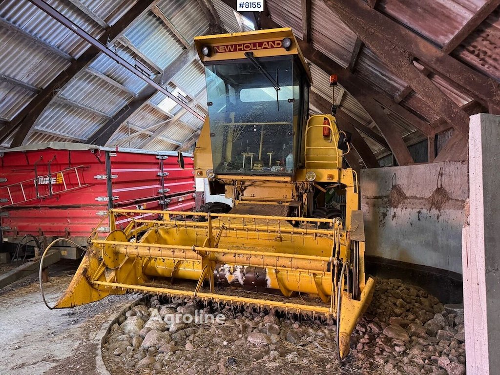 New Holland 830 krmni kombajn