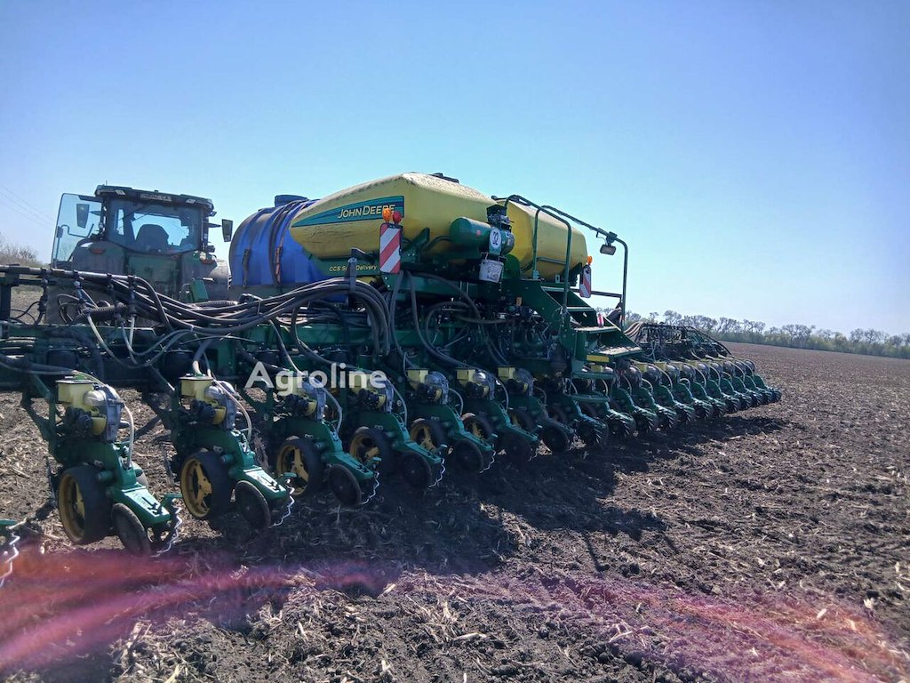 John Deere DB 55 pneumatska precizna sejalica