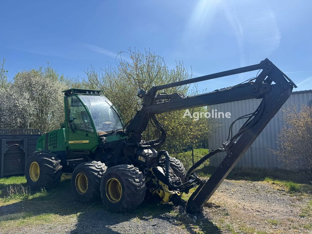 John Deere 770D harvester