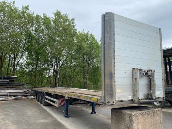 Prodaje se Schmitz Cargobull Véhicule plateau Schmitz poluprikolicu platformu na aukciji