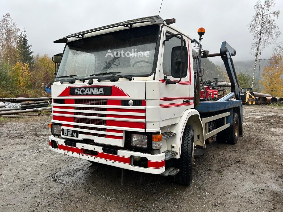 Prodaje se Scania P82144X2LS42KKL kamion podizač kontejnera na aukciji