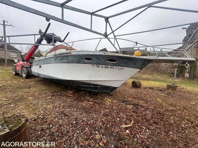 Prodaje se bateau complet 2 moteur V8 à remettre en route ou pour couchage čamac na aukciji