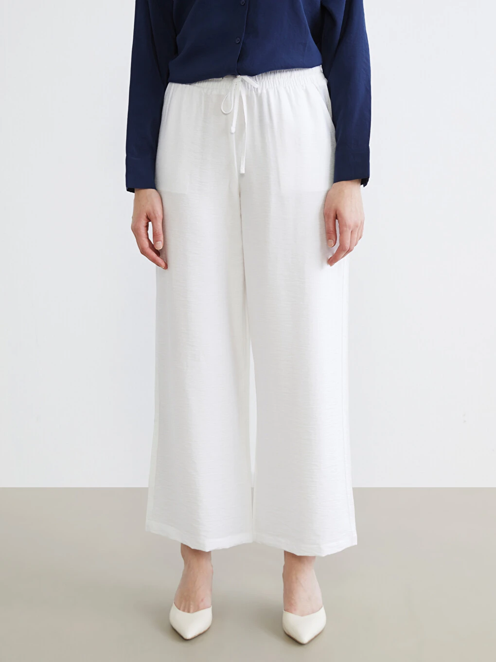 LCW Modest Bezvremenska Elegancija Susreće Svakodnevnu Udobnost U Našim Pantalonama Širokih Nogavica Sa Fleksibilnim Pojasom.