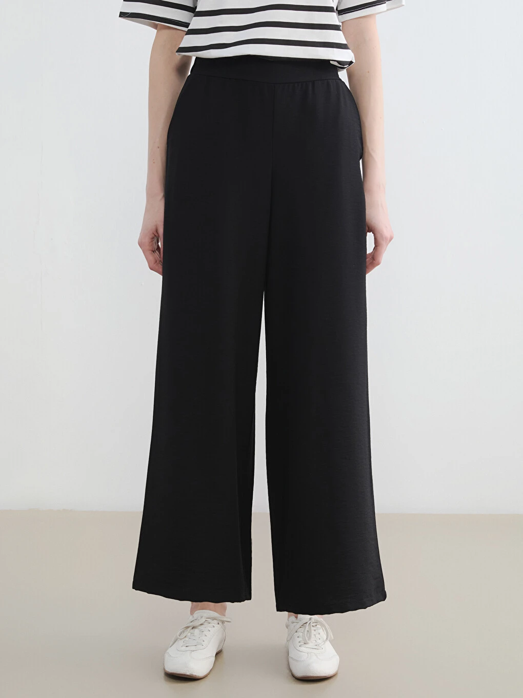 LCW Modest Bez Napora Elegancija Susreće Svakodnevnu Udobnost U Našim Pantalonama Širokih Nogavica, Dizajniranim Sa Laskavim Elastičnim Pojasom.