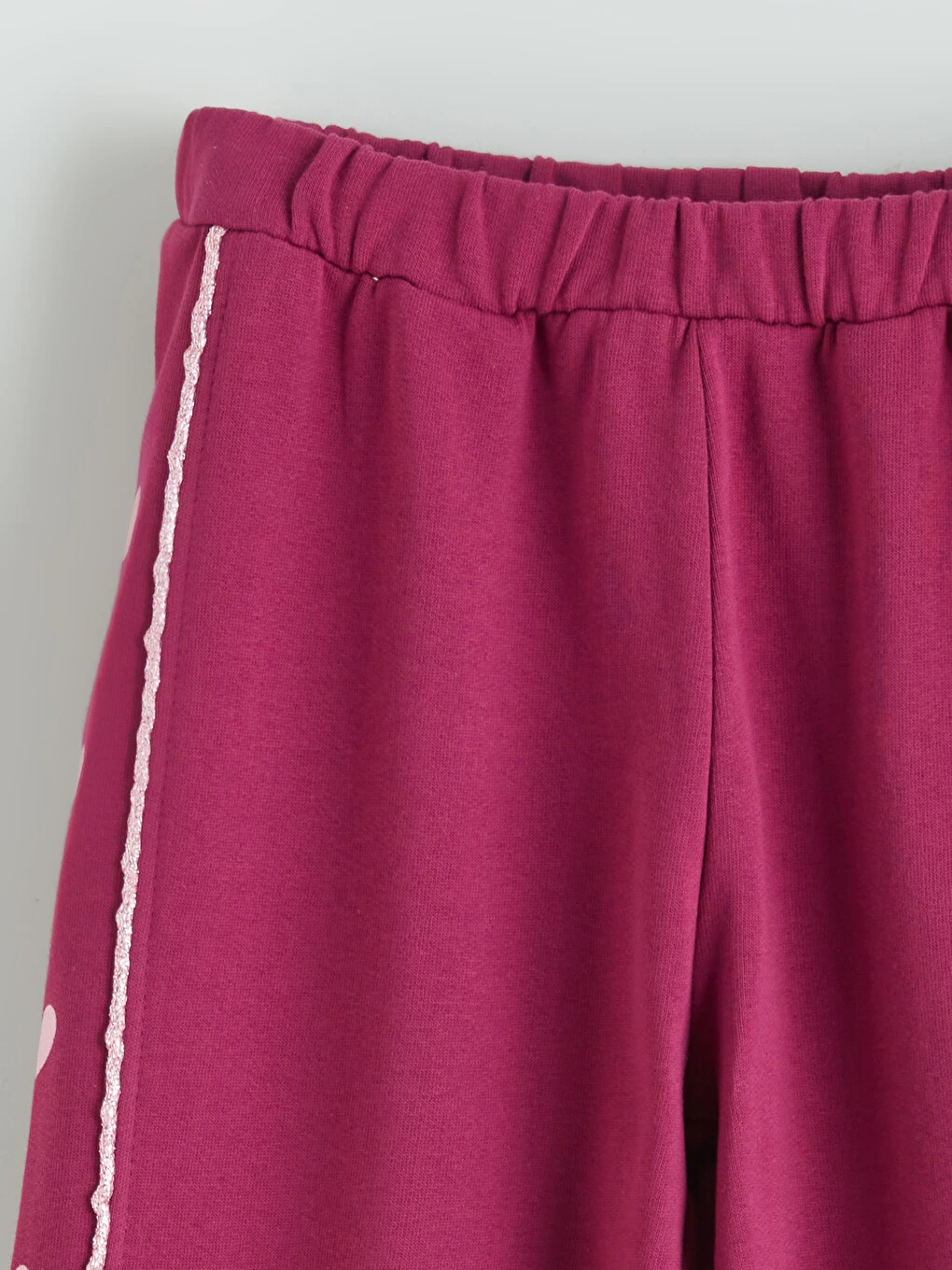 LCW Kids Široke Pantalone Za Devojke Sa Printom Srca.