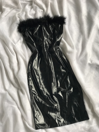 Latex top haljina sa perjem