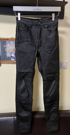 Pantalone kožne i push-up efektom 36/38