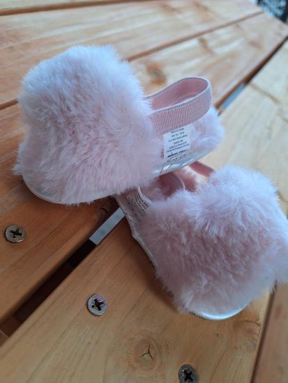 Nove čupave sandalice za bebu