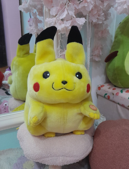 Pikachu plisana igracka