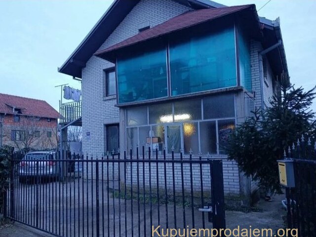 Prodajem kucu u Surcinu