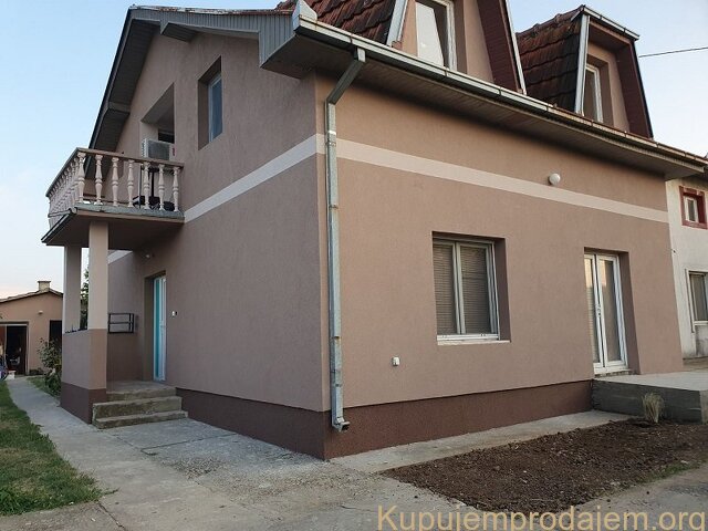 Prodajem kucu u Dobanovcima