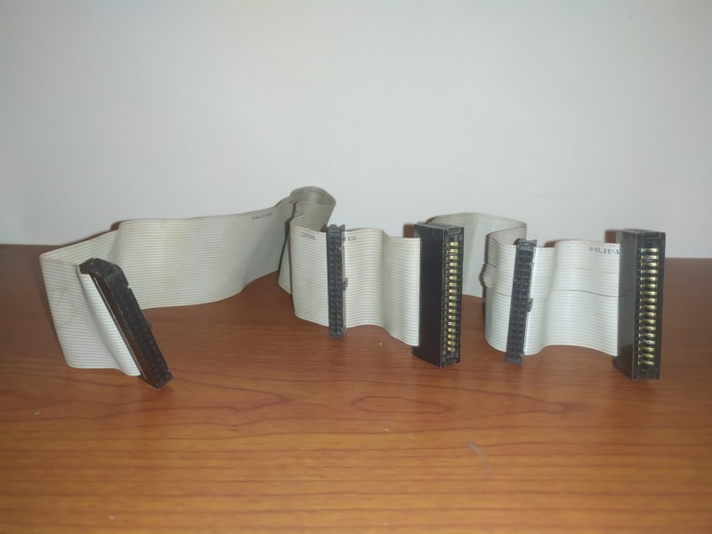Flet kabl sa dva 34-pin konektora