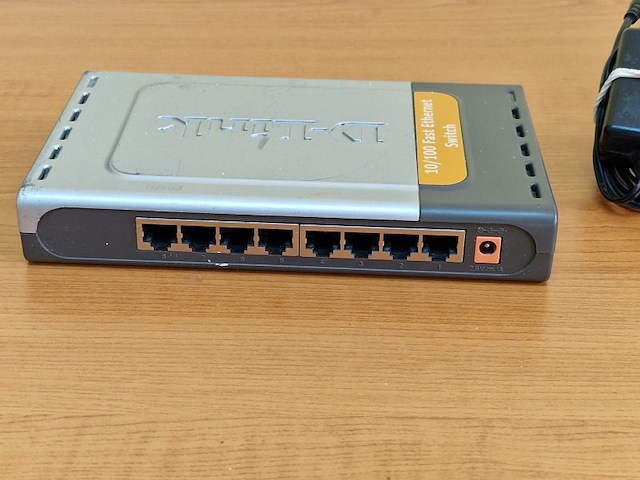 Switch D-link DES-1008D 10/100 8 portova