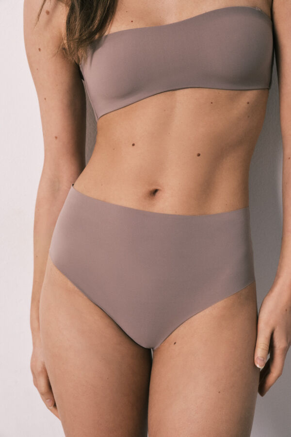 Brauner high-waist-slip aus mikrofaser mit clean-cut-kanten