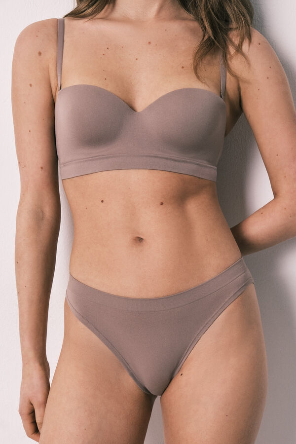 Brauner klassischer mikrofaser-slip in V-Form