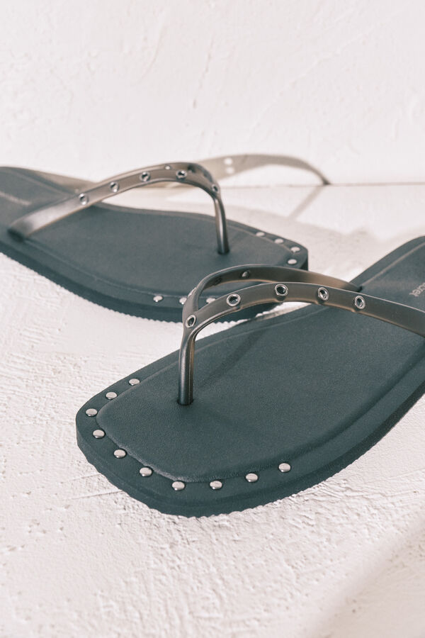 Schwarze Flip-Flops mit eckiger Spitze und Nieten