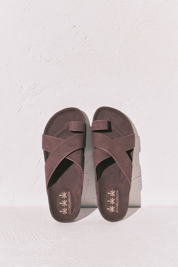 Granatrote Bio-Sandalen mit überkreuzten Riemen