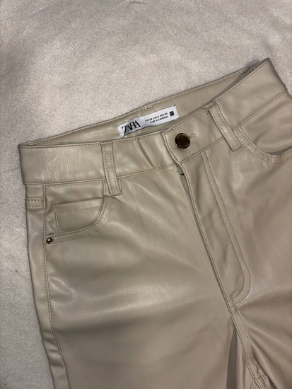Zara kožne pantalone u nude/bež nijansi   ✨