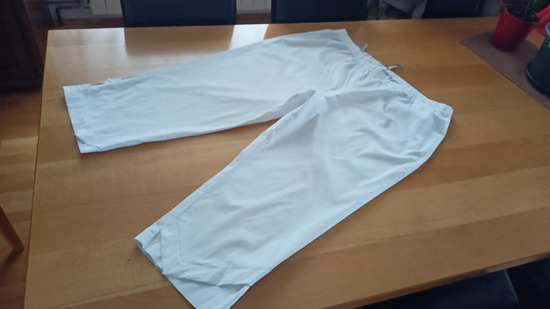 nove tanje bele pantalone vel.52/54