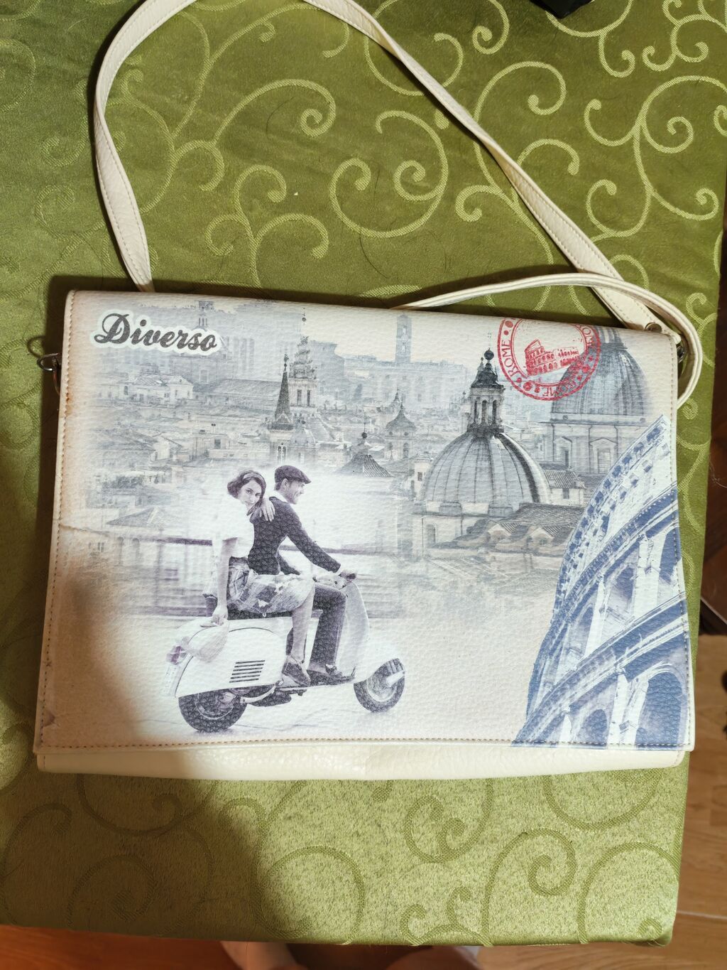 Crossbody torbica “Diverso” sa retro italijanskim motivom - Model