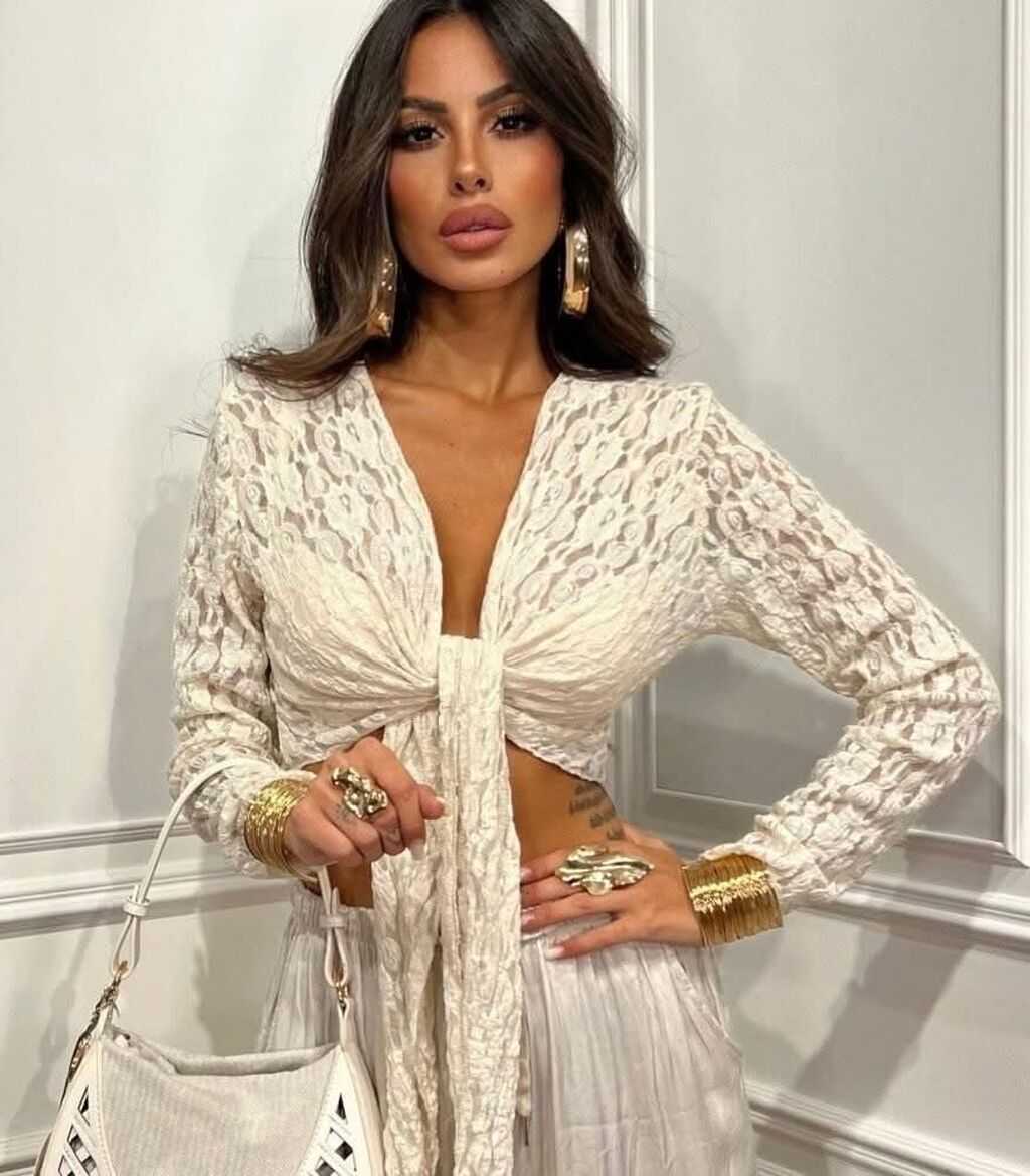 Ženski čipkani crop top na vezivanje sprijeda - Model: lagani čipkani