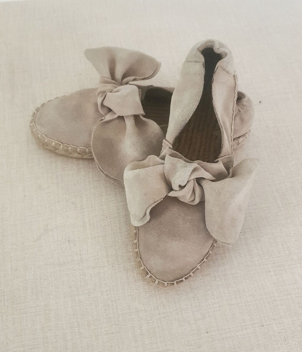 Solo espadrile od prevrnute prirodne kože u boji peska. Broj 40