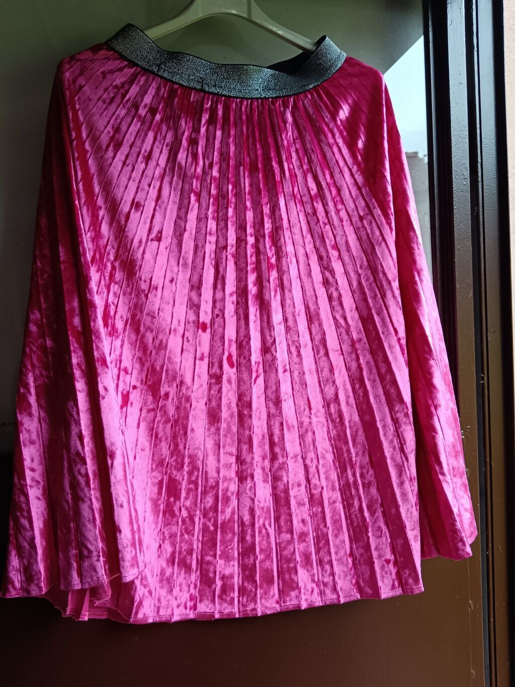Plisirana suknja od plisa u intenzivno pink boji. - Materijal