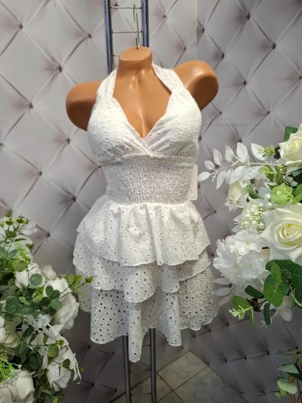 Bela letnja haljina od pamučne čipke (broderie anglaise) - Model na