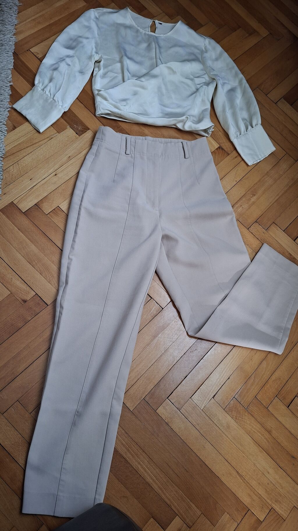 Kao novo. Pantalone S,bluza nema etiketu odgovara xs-s