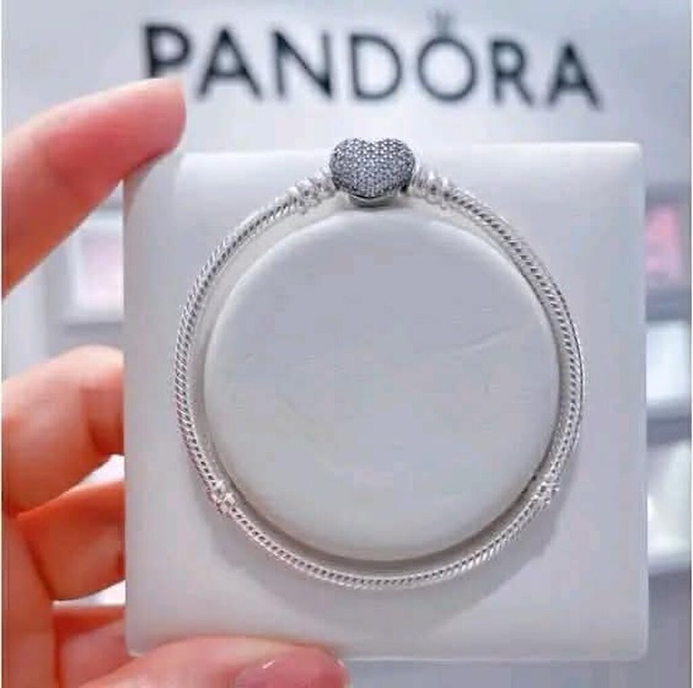 Pandora narukvica Vel:od17 do 21cm Cena:2500 din (Samo narukvica bez