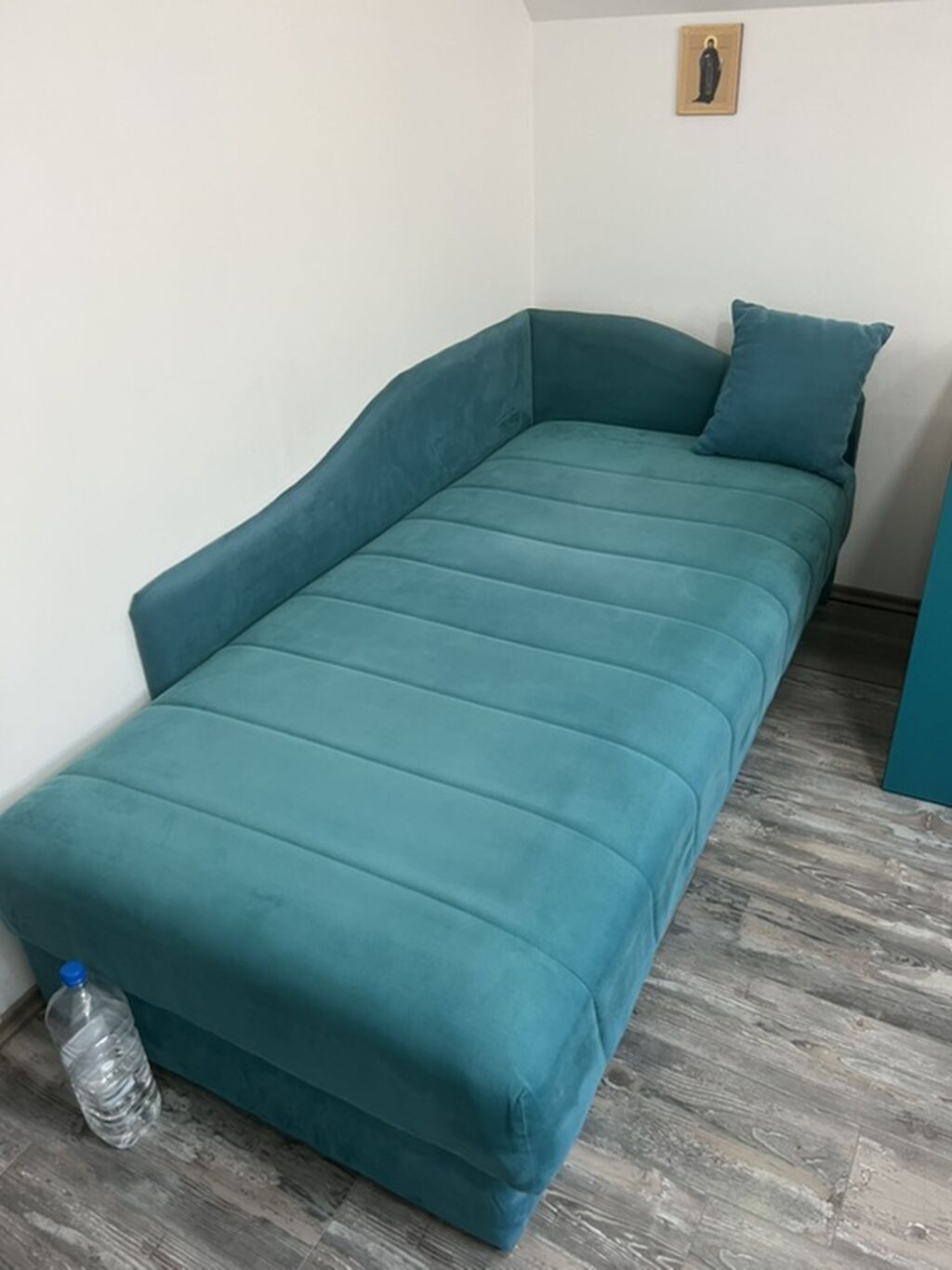 Jednokrevetna tapacirana ležaljka/sofa zicanog jezgra sa podiznim