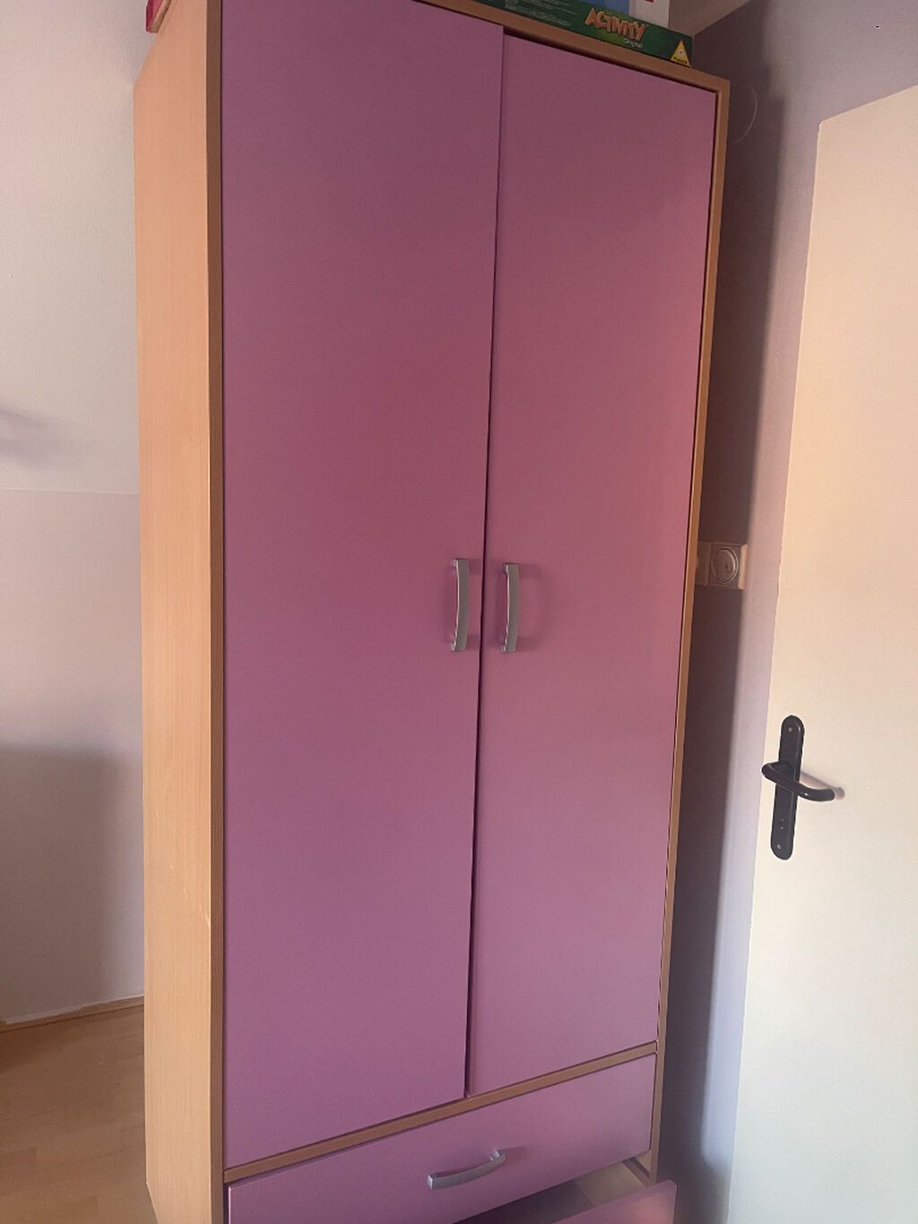 Dvoslojni garderober sa dvokrilnim vratima u rozoj boji, idealan za