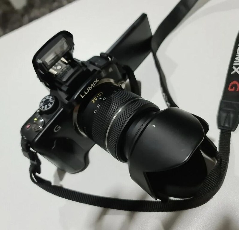 Panasonic Lumix G serije – mirrorless fotoaparat sa izvučenim blicem i
