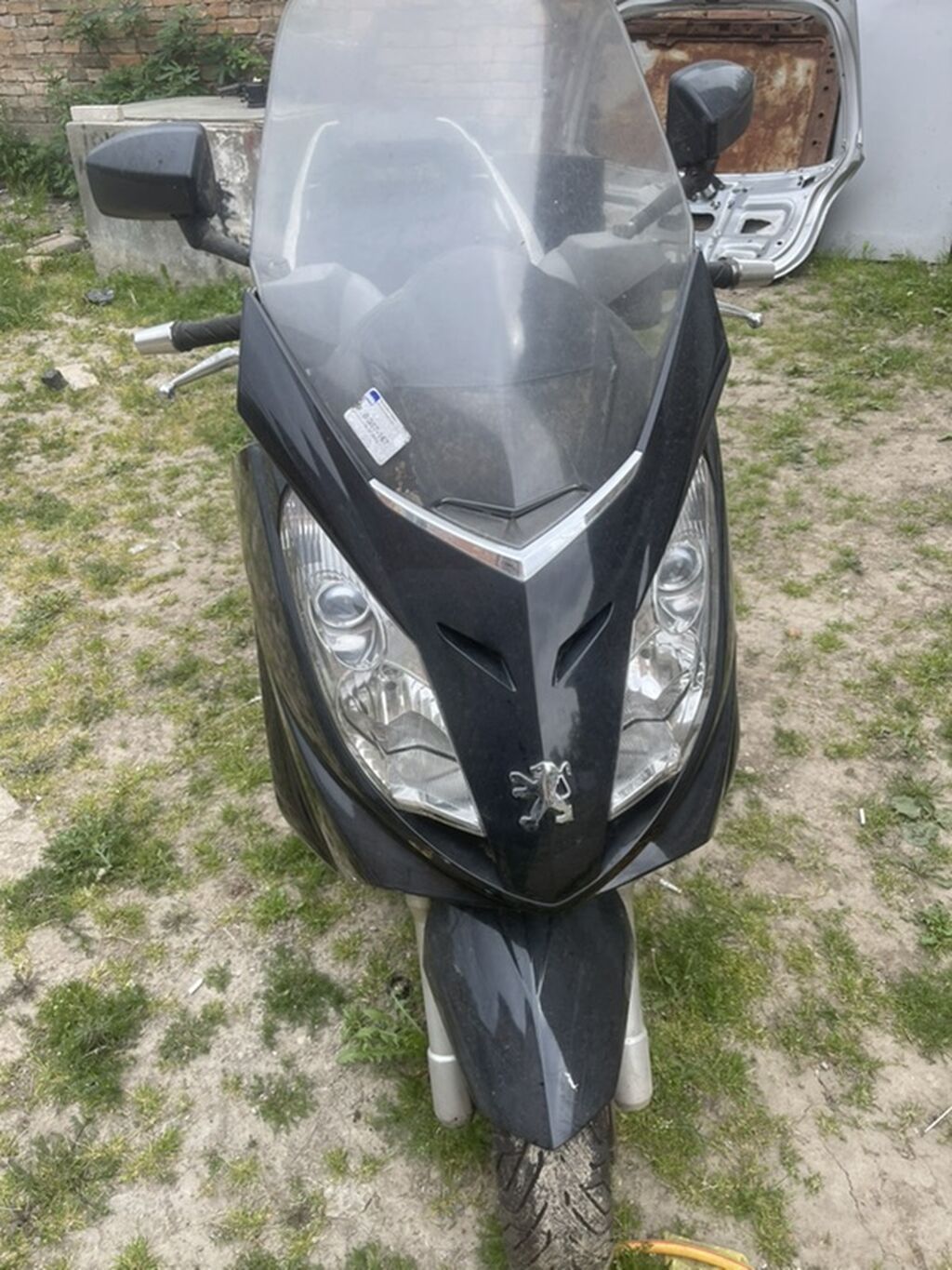 Peugeot Satelis skuter – crna boja, veliki gradski maxiskuter. -