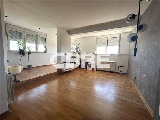Četvorosoban duplex stan u centru Vračara