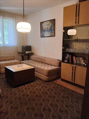 Izdavanje Karaburma Uralska 50m²