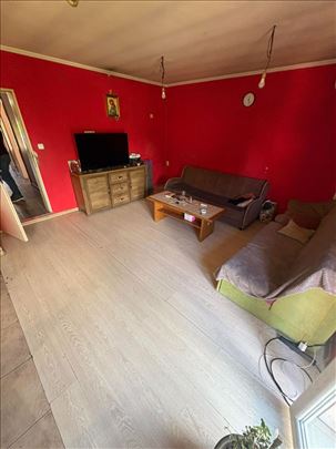 Petrovaradin, Dve kuće na placu 1412m2 HITNO!
