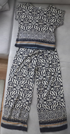 Komplet- pantalone i majica
