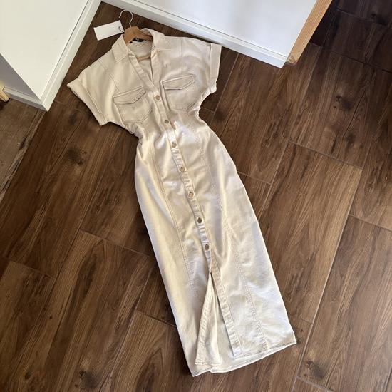 Zara lepa midi haljina oblikuje telo Novo