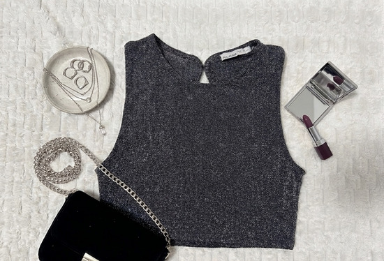 Pull&Bear svetlucavi crni crop top