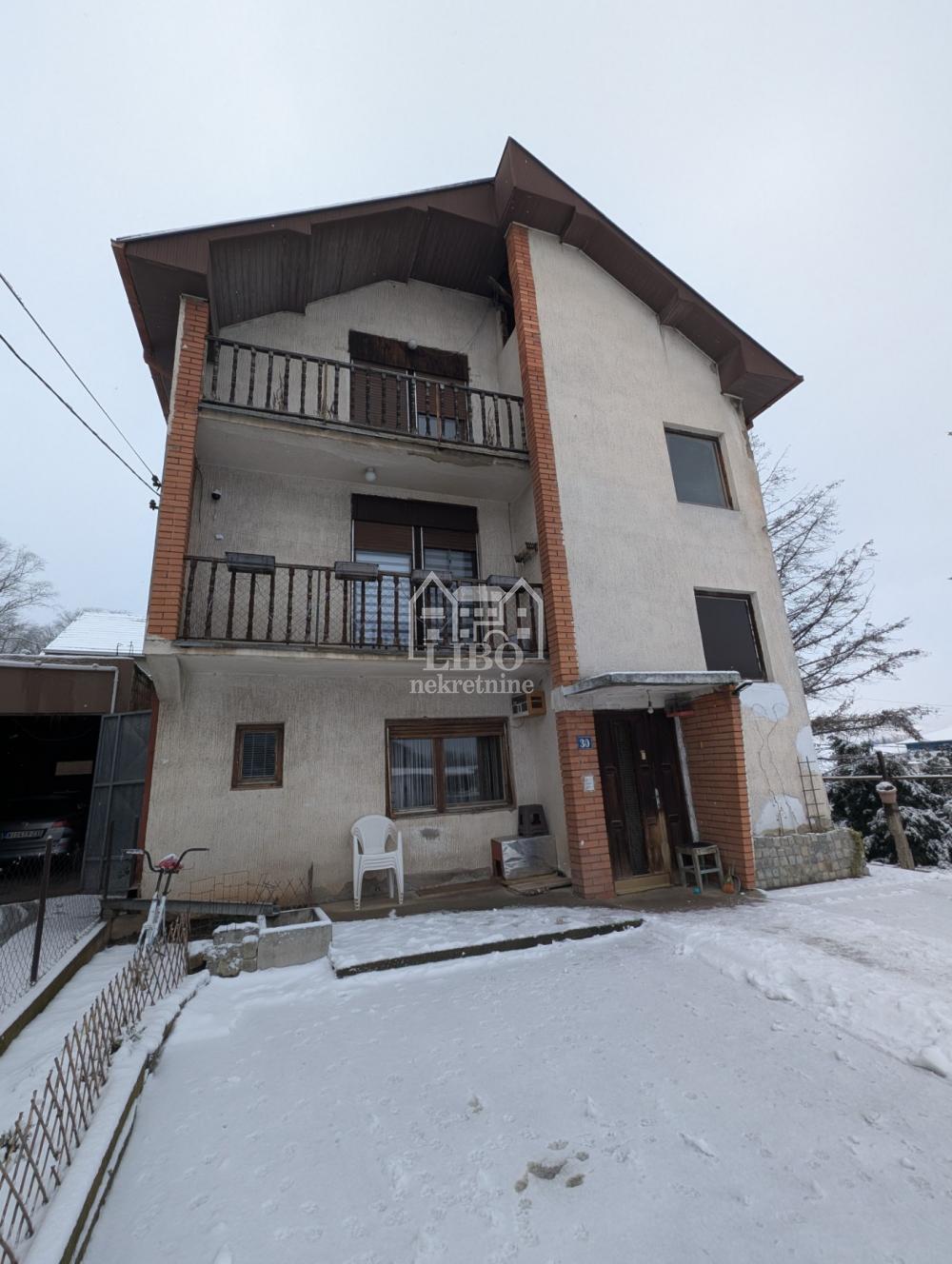 Kuća P=270m2,plac P=2,6 ari-Ledena Stena ID#2436
206.000 €