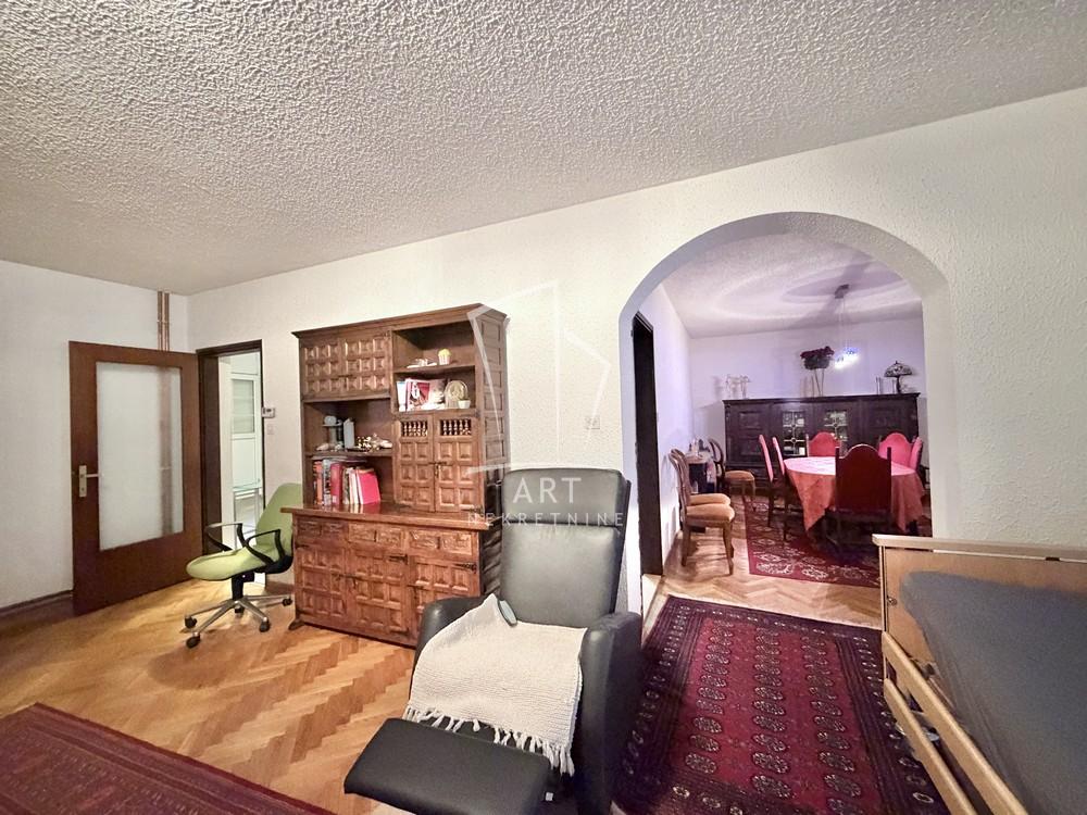 Obrenovac, Barič, mereno 300m2 na 15ari placa ID#14956
300.000 €
