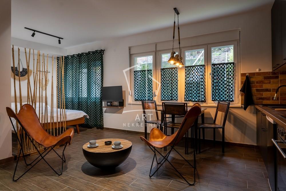 Renoviran, namešten stan u centru grada ID#14994
161.000 €