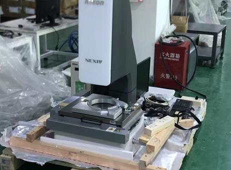 NIKON VMZ‑R3020CNC CNC sistem za merenje sa vizijom – Nikon 15x zoom optika, LED višestruko ugaono osvetljenje za male precizne komponente